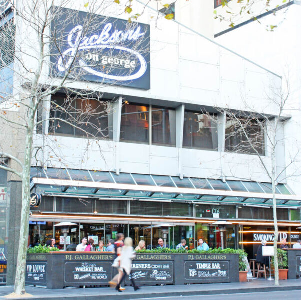 JACKSONS IS BACK ON GEORGE - PubTIC